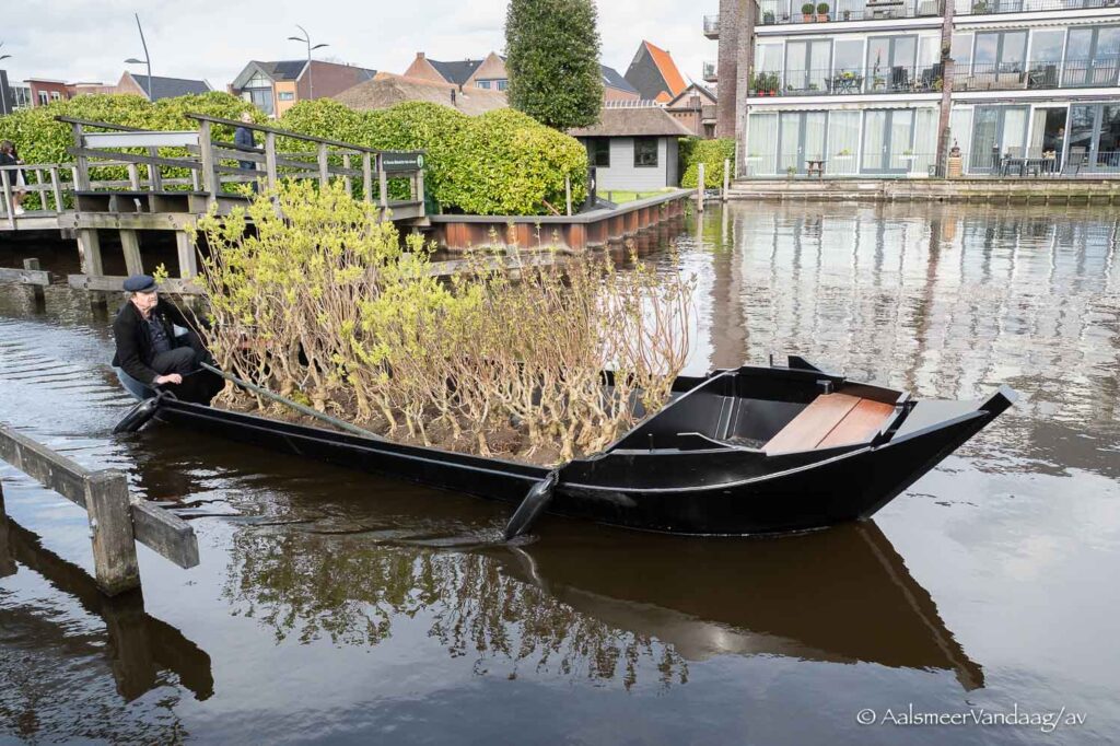 Combinatie pramen en bloemsierkunst op Aalsmeer Flower Festival ...